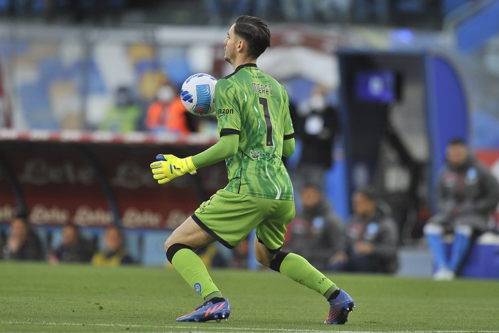 Đường Chuyền Ngược Là Gì? Luật Đường Chuyền Ngược Trong Bóng Đá